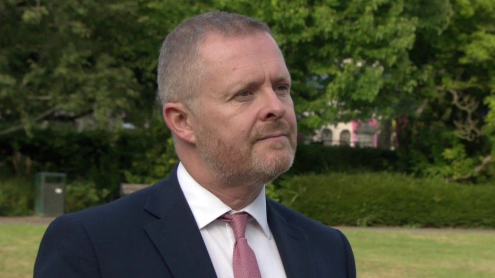 Cadarnhau codiad cyflog o 5% i athrawon Cymru - BBC Cymru Fyw