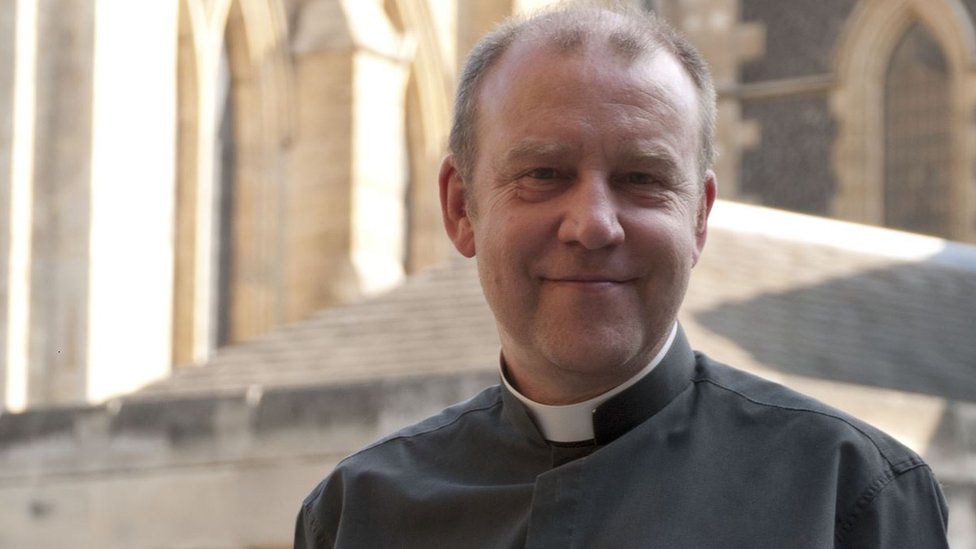 Southwark Cathedral reopens doors after London attack - BBC News