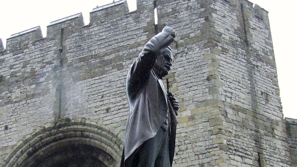 Cwis: Ble mae'r cerflun? - BBC Cymru Fyw