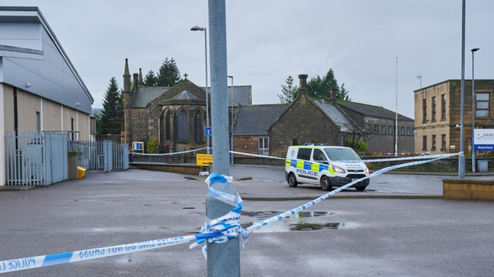 Man taken to hospital after gang fight in Elgin street - BBC News