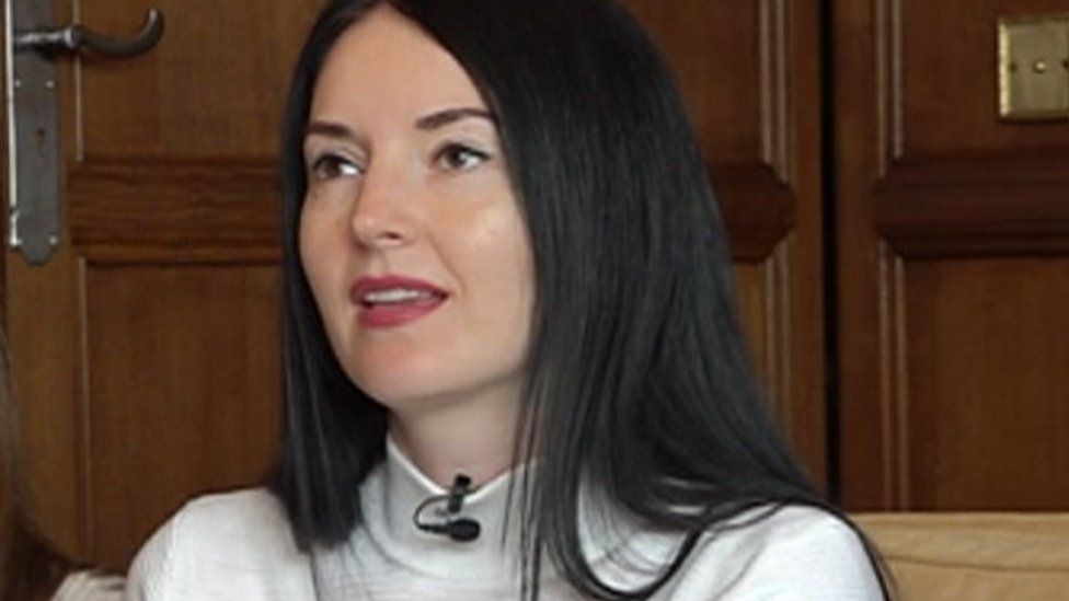 Warwick businessman hosts three families from Ukraine - BBC News