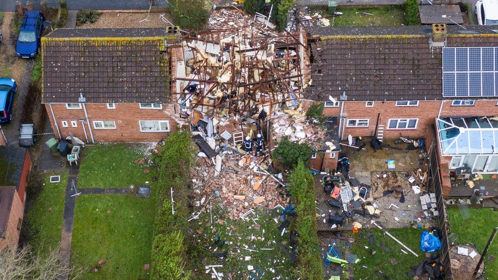 Community supports family from Evesham gas blast house - BBC News