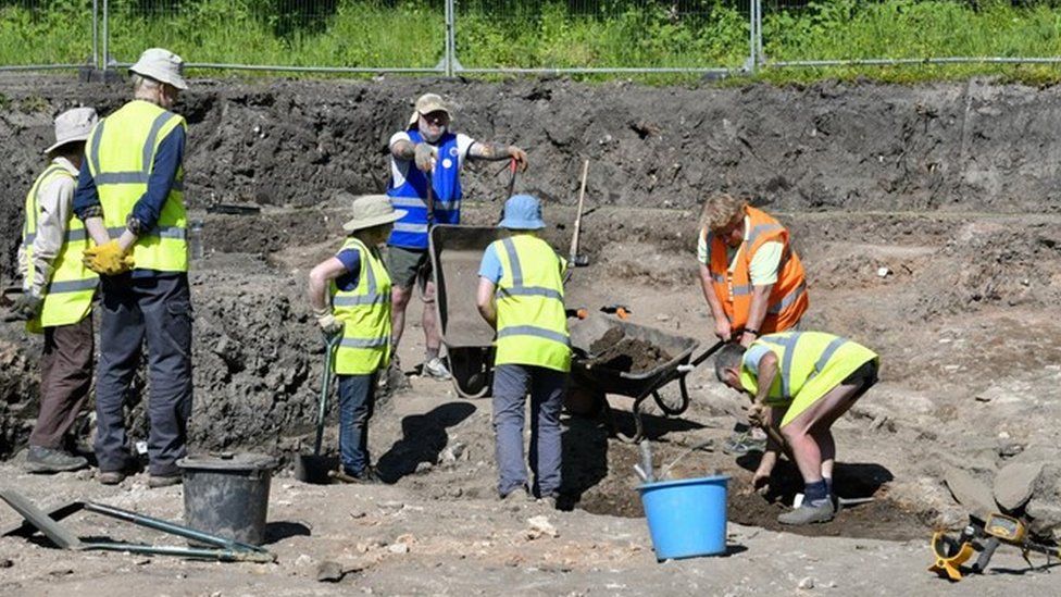 Carlisle Roman bathhouse excavation unearths sculptures and gems - BBC News