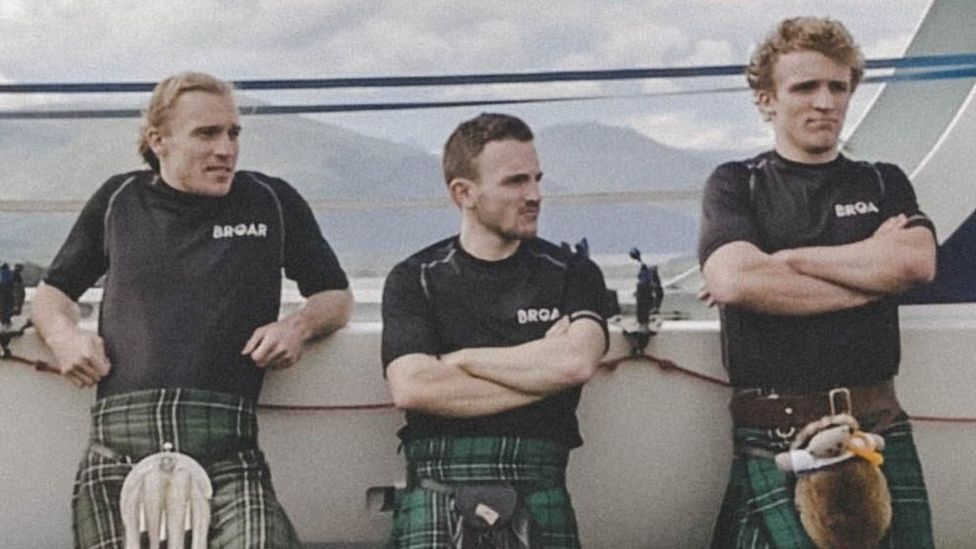 Three Scots brothers bid to smash Pacific rowing record - BBC News