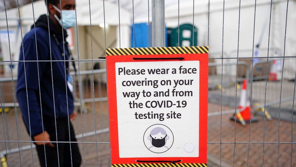 Vandals force Covid test centre in Stevenage to shut - BBC News