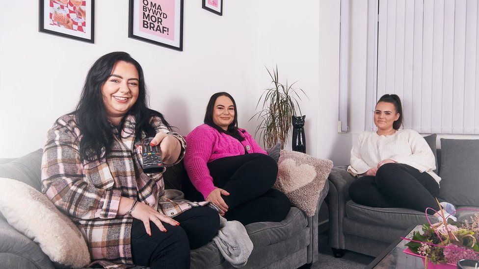 Gogglebocs Cymru: Pwy sydd ar y soffa? - BBC Cymru Fyw