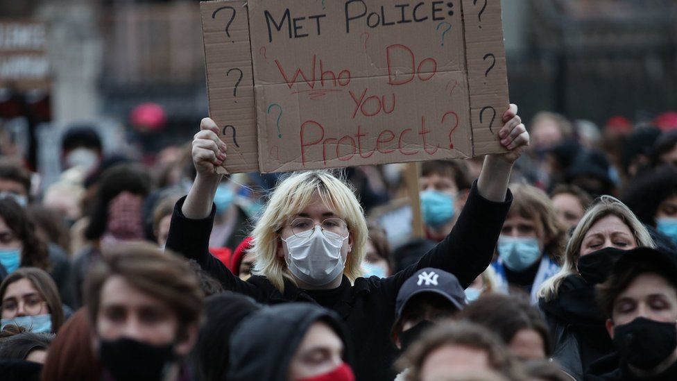 Women to join patrols with Met Police in 'unsafe' areas - BBC News