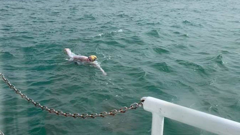 English Channel swimmer: The woman who swam it FOUR TIMES! - BBC Newsround