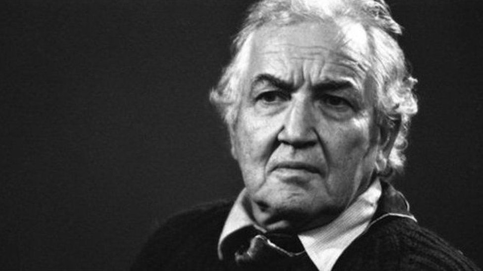 Robert Graves: Y dyn tu ôl i stori cadoediad Nadolig 1914 - BBC Cymru Fyw