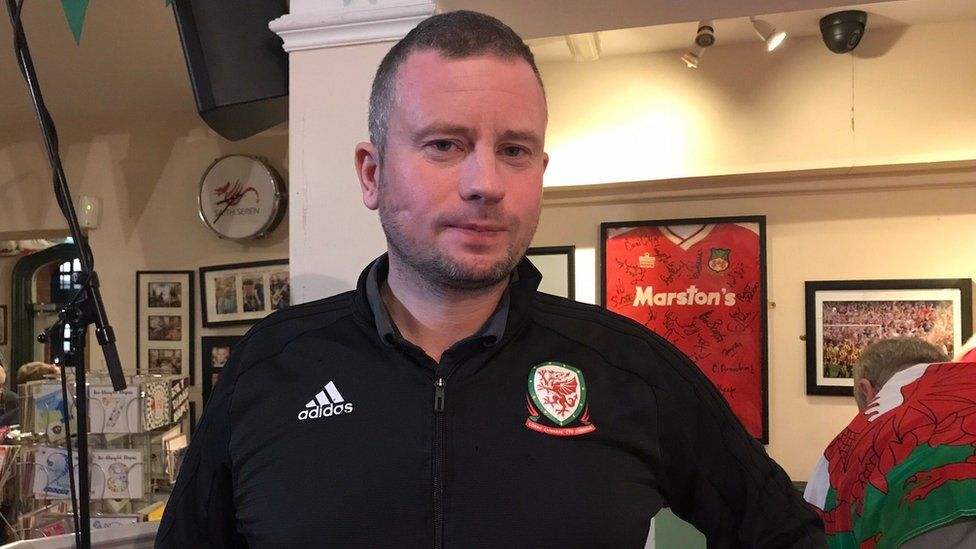 Cwpan y Byd: Cerdd gan Rhys Iorwerth - BBC Cymru Fyw