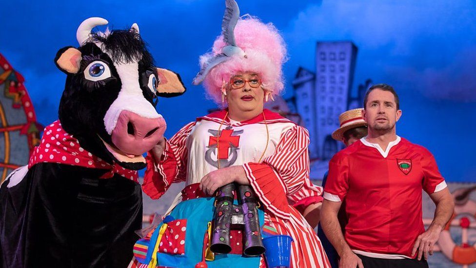 Ieuan Rhys: Plismon y Cwm a Dame y pantos - BBC Cymru Fyw