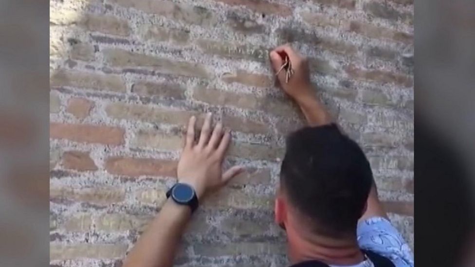 Rome authorities tackle Colosseum rat infestation - BBC News