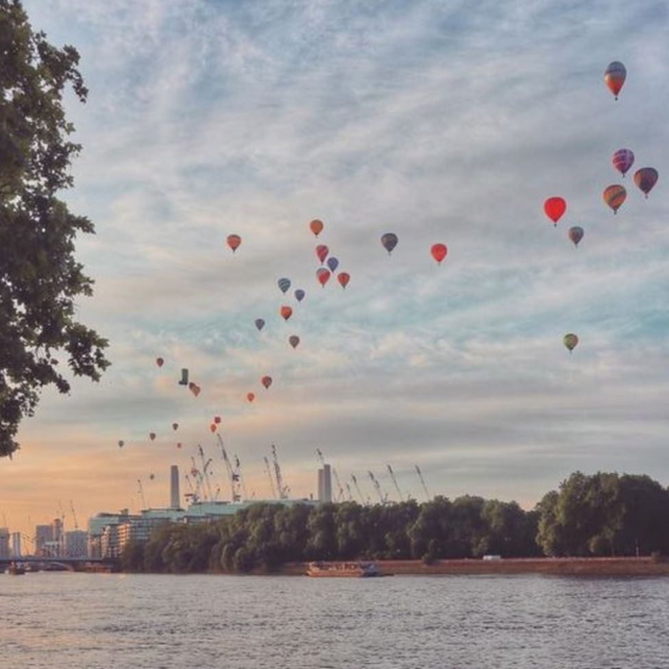 Striking images show hot air balloons soaring over London - BBC News