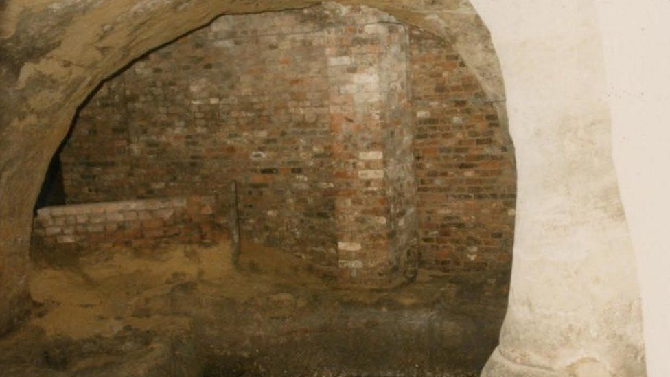 Rarely seen Nottingham caves to open to public - BBC News