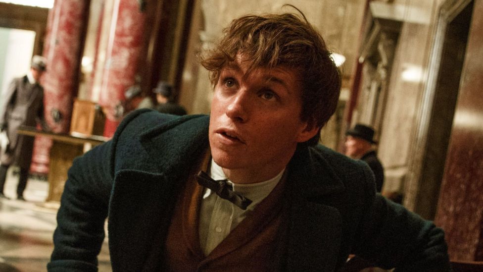 Fantastic Beasts 2: First look at Jude Law's young Dumbledore - BBC News