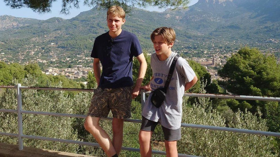 Fflyn Edwards: Y Cymro ifanc sy'n portreadu Harry yn The Crown - BBC ...