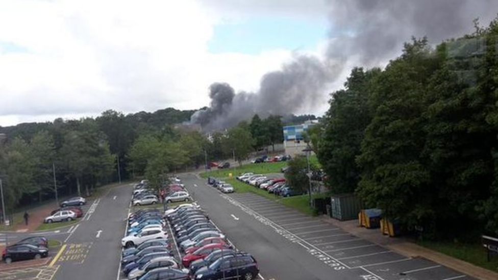 Offices evacuated and roads shut after Llangefni chip shop fire - BBC News