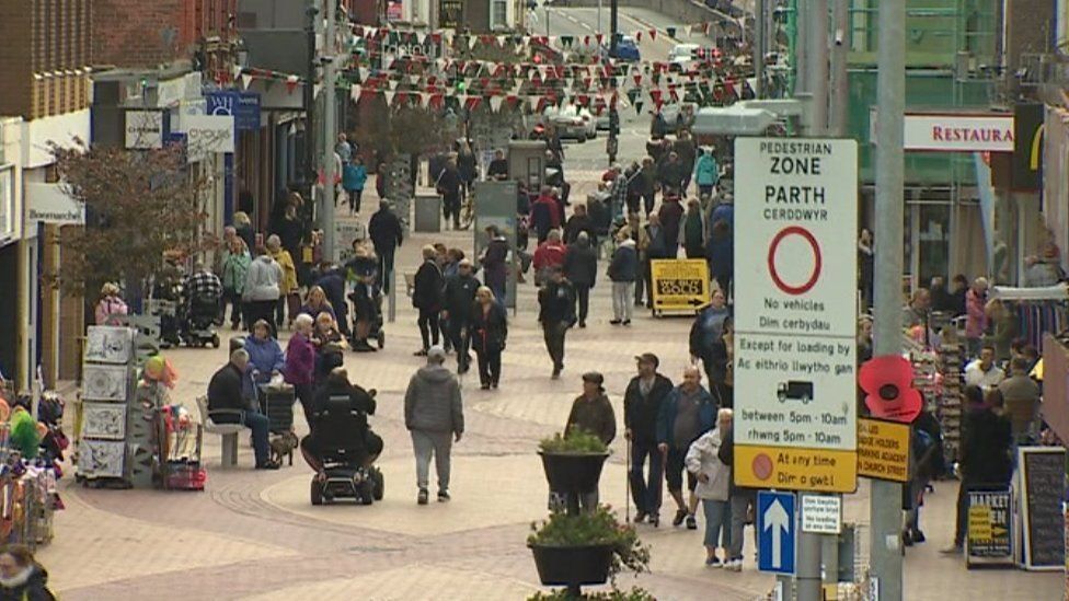 Bachgen 'yn crynu ac wedi dychryn' ym mharc antur Y Rhyl - BBC Cymru Fyw