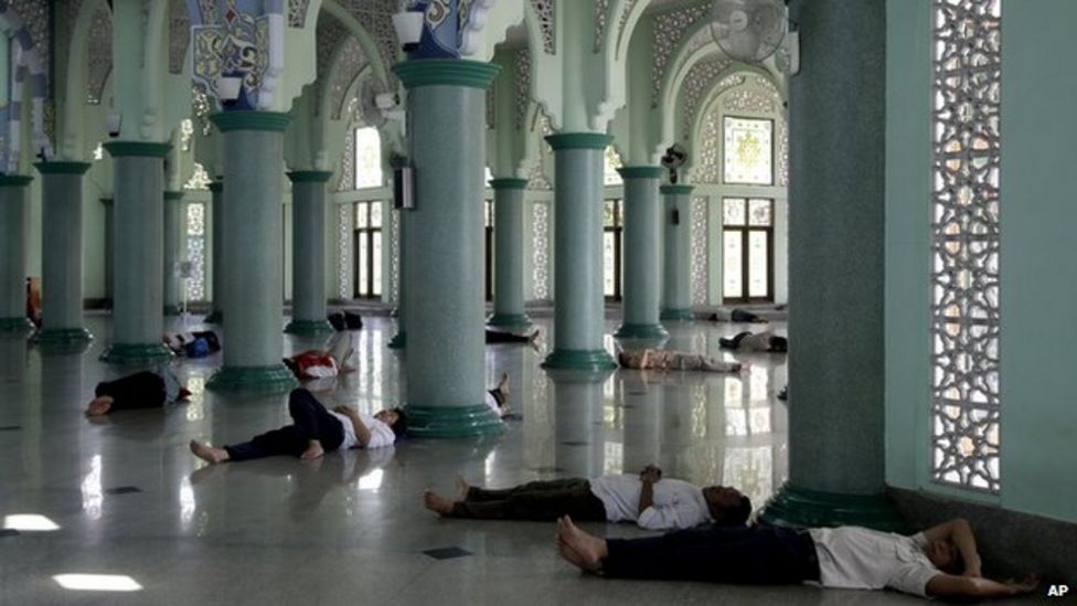 In pictures: The start of Ramadan - BBC News