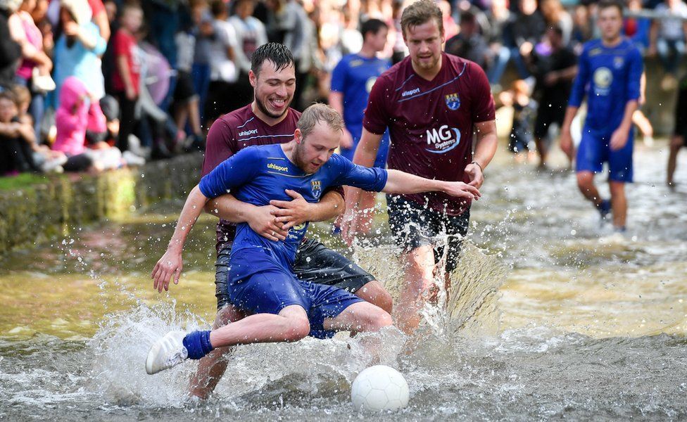 Bourton-on-the-Water river football match attracts hundreds - BBC News