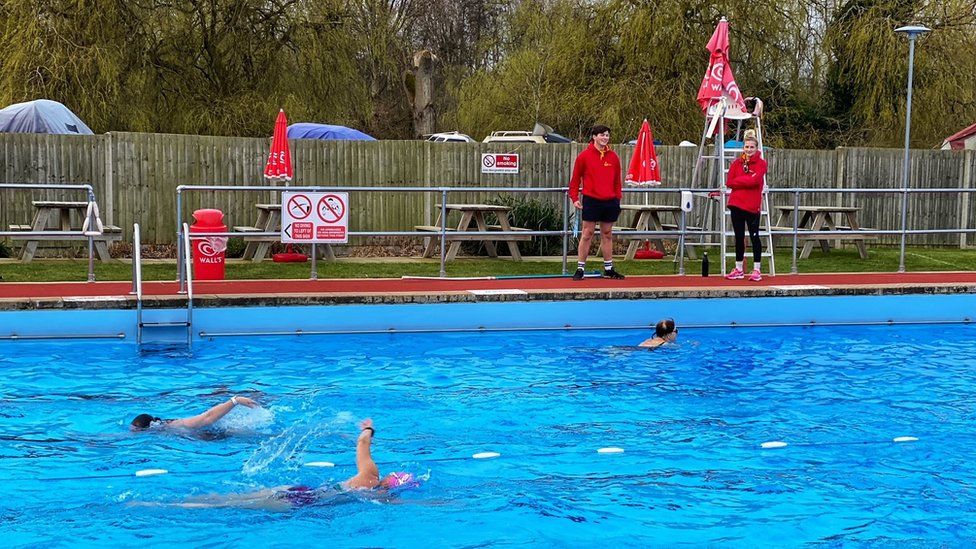 Covid: Beccles Lido reopening is 'such a treat' - BBC News