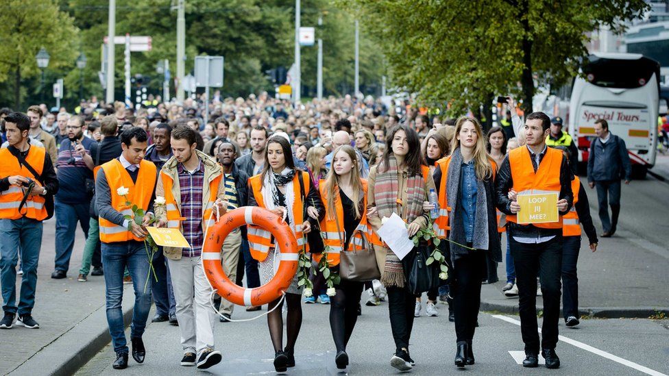 Migrant Crisis Rallies In Europe As 9 000 Arrive In Munich Bbc News