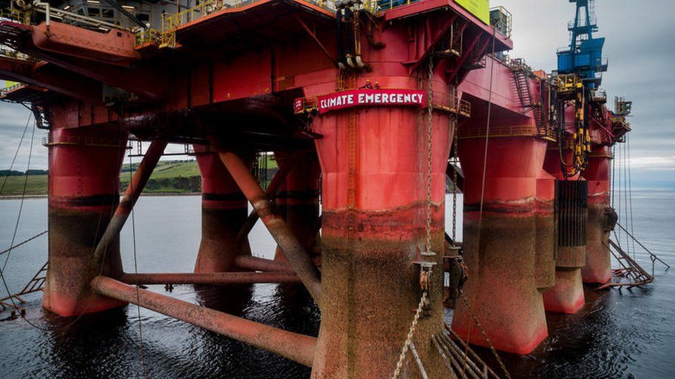Greenpeace vows to stop rig reaching oil field - BBC News