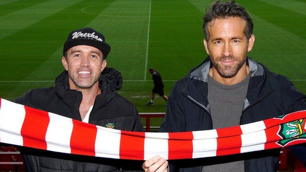 Wrexham AFC owners Ryan Reynolds and Rob McElhenney awarded Freedom of Wrexham - BBC Newsround