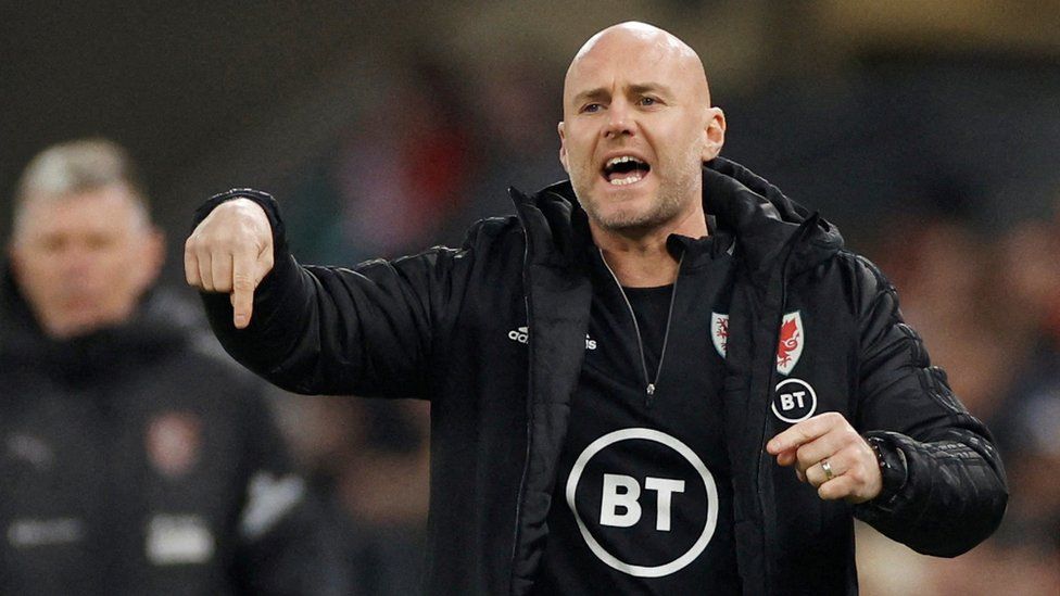 World Cup 2022: Wales' Robert Page a born leader, says coach - BBC News