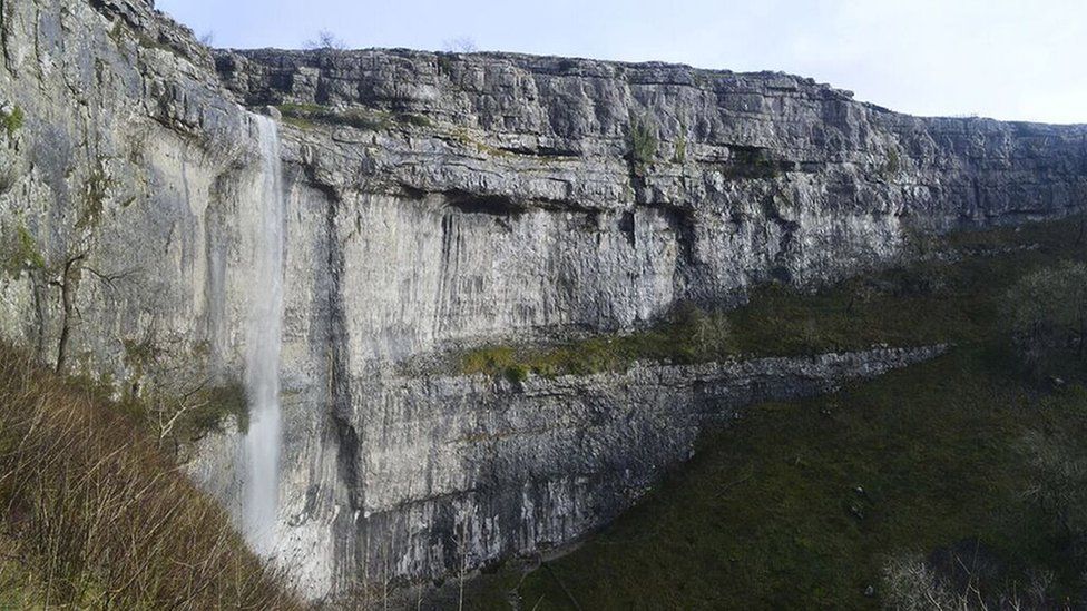 Storm Desmond: Malham Cove waterfall flows again amid heavy rain - BBC News