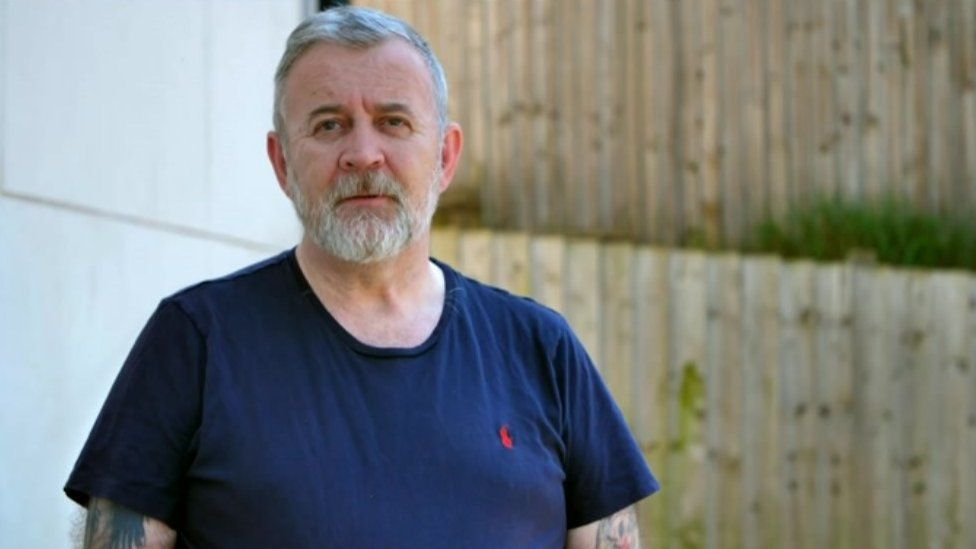 Twyllwyr yn targedu sgamiau Covid-19 yng Nghymru - BBC Cymru Fyw