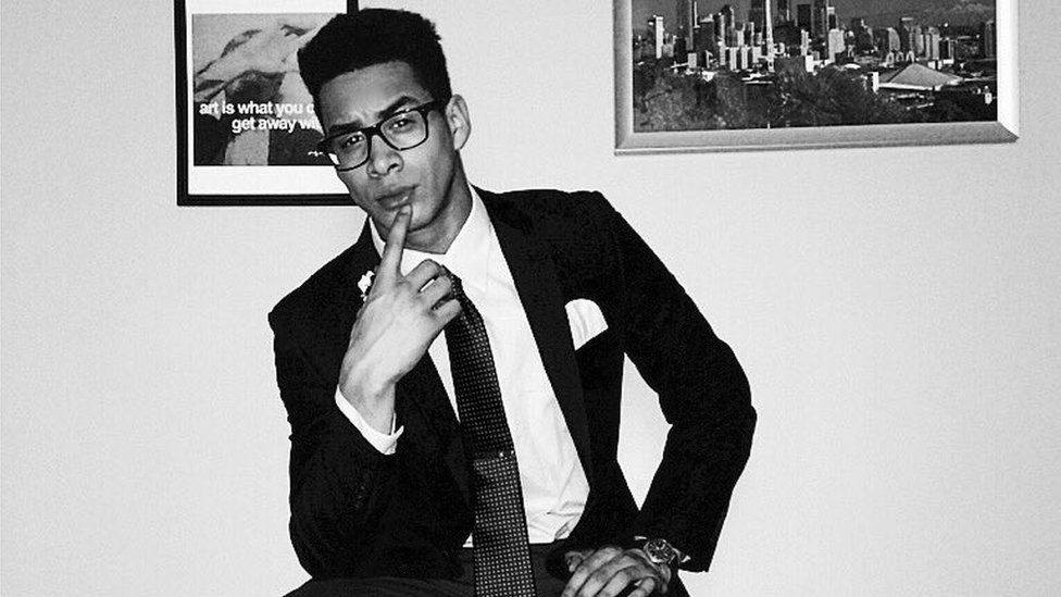 Student follows NFL star's lead and kneels for US anthem - BBC News