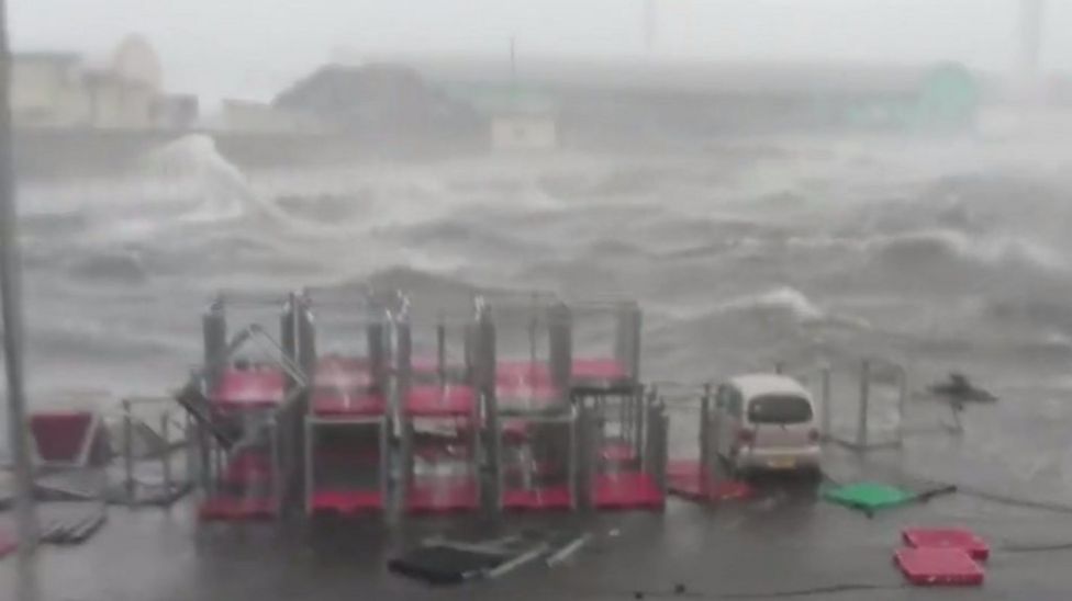 Japan's Typhoon Jebi leaves destruction in its wake - BBC News