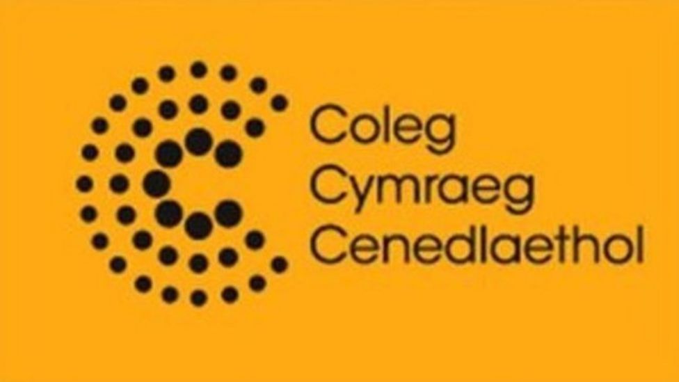 Cwymp 'sylweddol' yn y nifer sy'n astudio'r Gymraeg - BBC Cymru Fyw