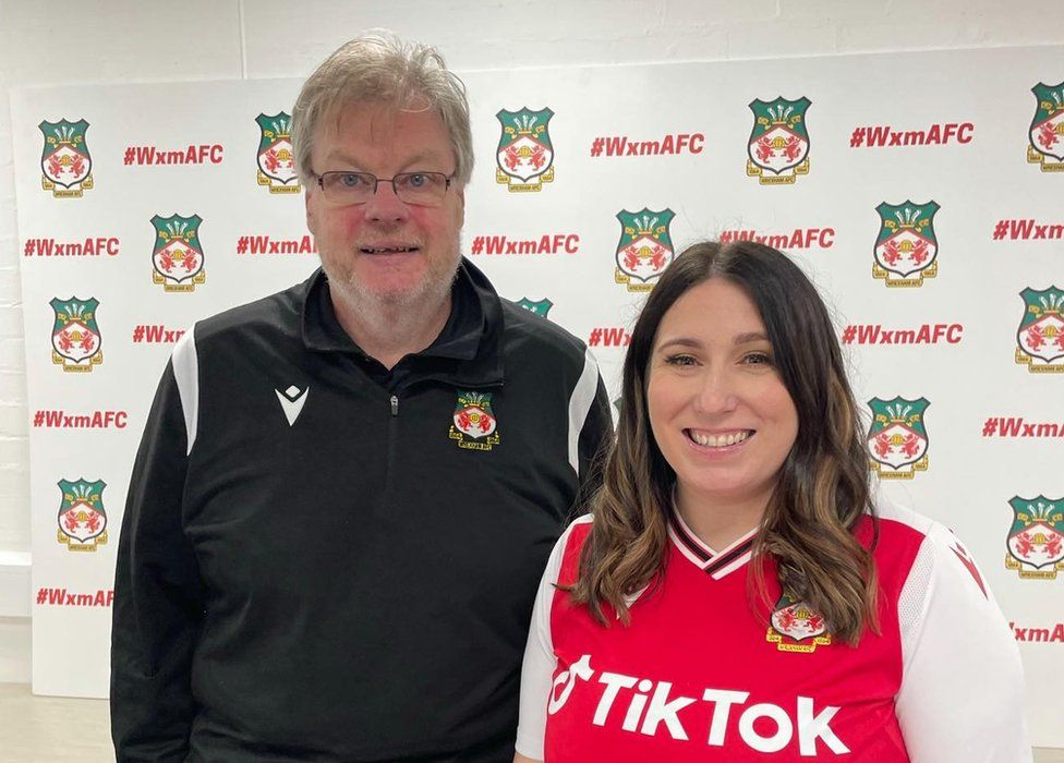 Dragon Chat: Lle i drafod y da a'r drwg a'r bêl gron - BBC Cymru Fyw