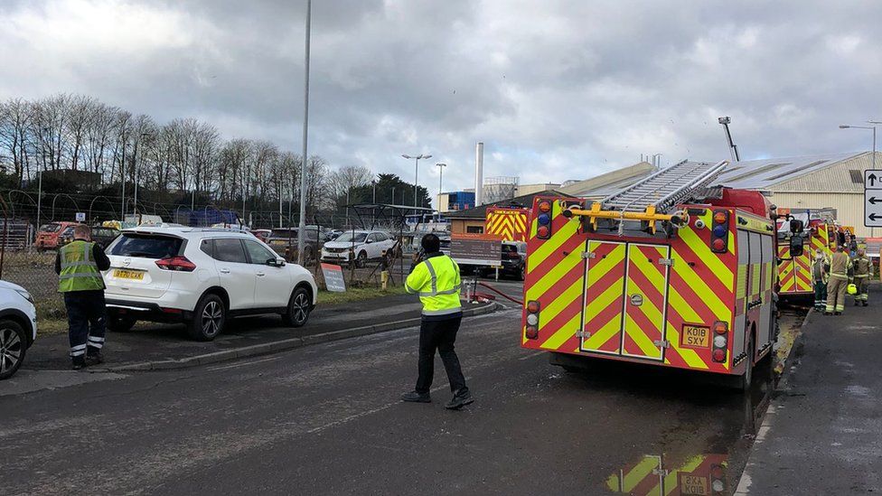 Fire at Swindon waste recycling centre extinguished - BBC News