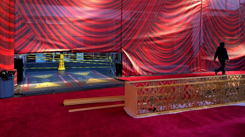 Oscars 2017: Readying the red carpet - BBC News