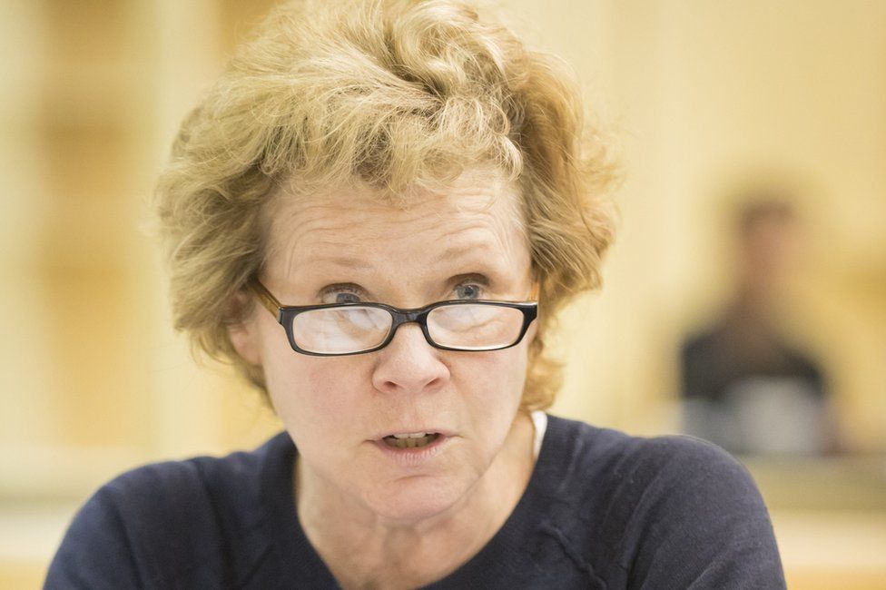 Imogen Poots gets her claws into Woolf role - BBC News