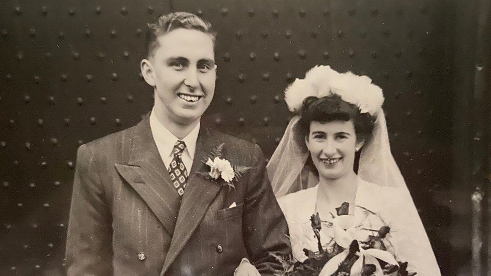 Bristol couple share secrets of their 70-year marriage - BBC News