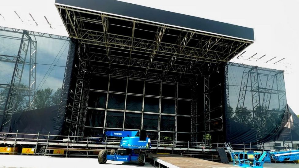 National Bowl 'cultural icon' returns with Muse gig - BBC News