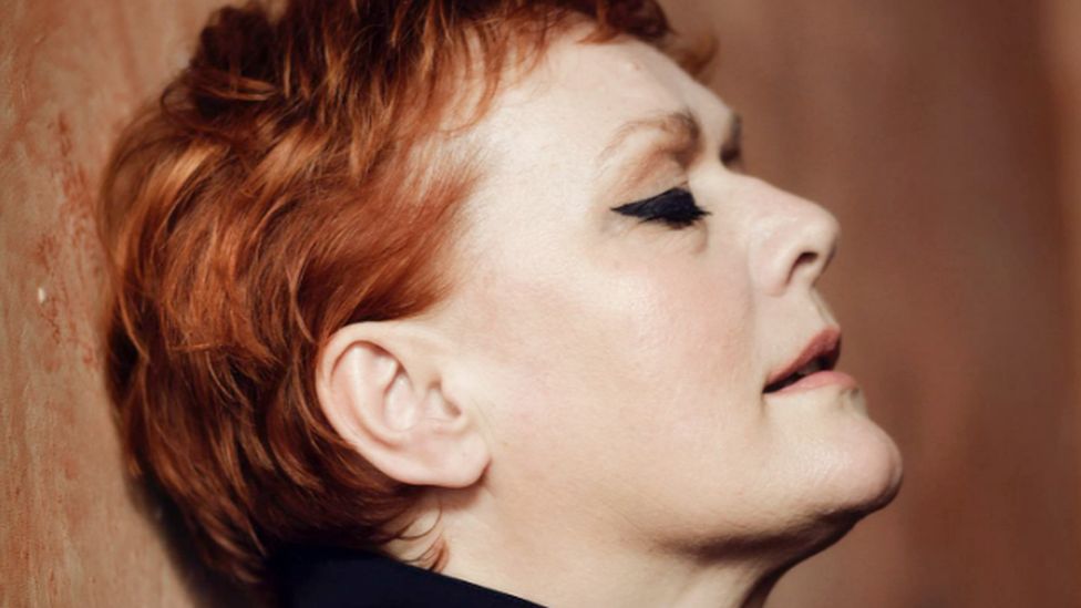 Former Nottingham midwife's journey to opera stardom - BBC News