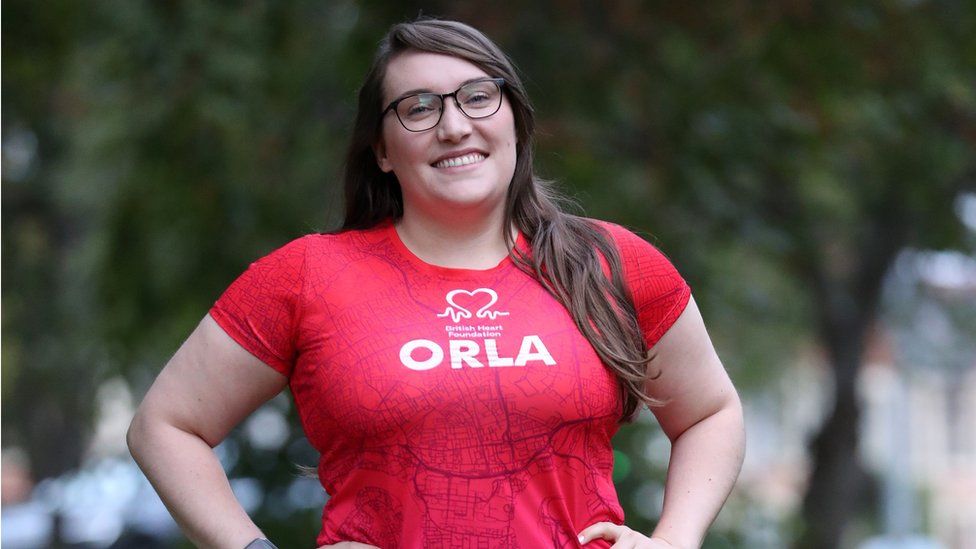 Codi ymwybyddiaeth problemau'r galon ym Marathon Llundain - BBC Cymru Fyw