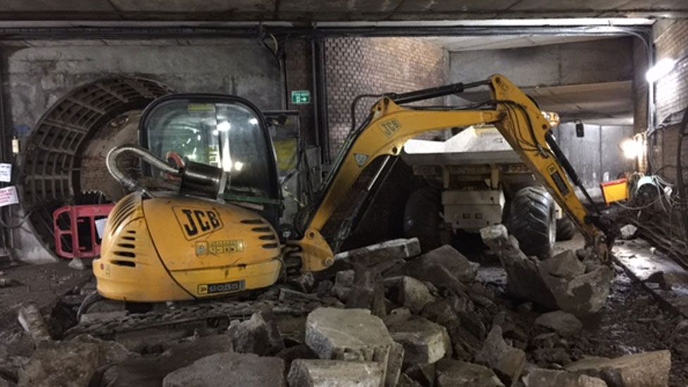 Glasgow Subway reopens after works delay - BBC News