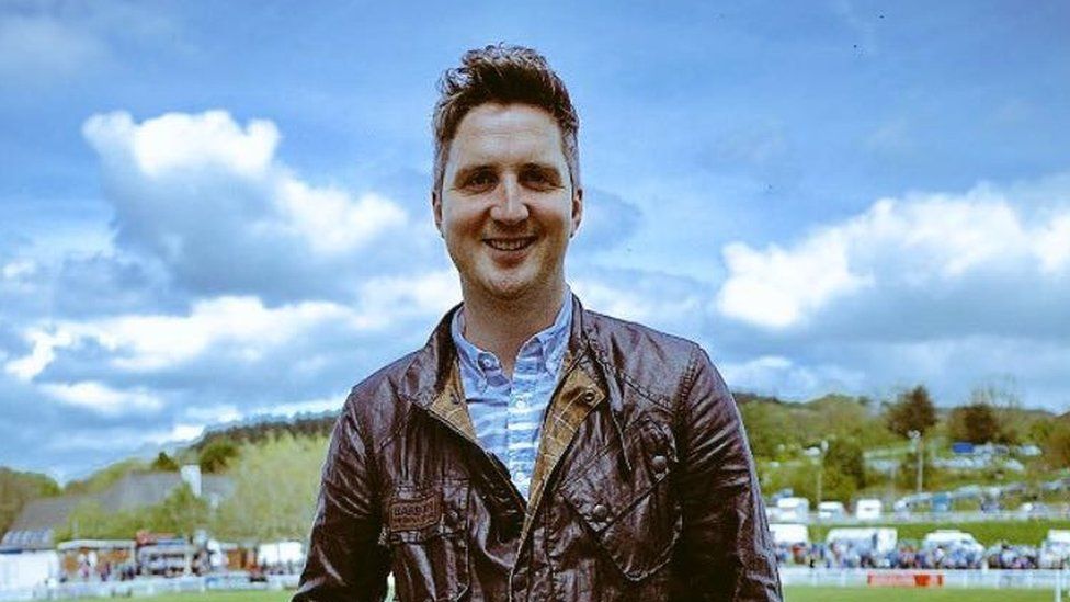 Llawdriniaeth frys i gyflwynydd Radio Cymru, Ifan Evans - BBC Cymru Fyw