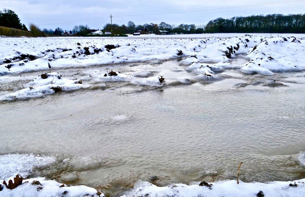 In pictures: Snow scenes from around UK - BBC News