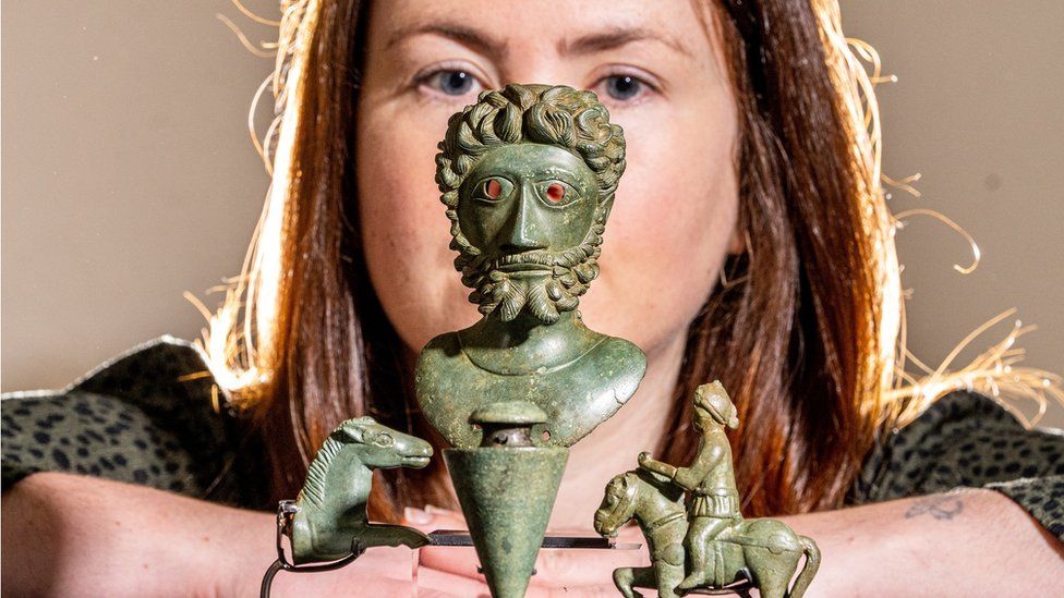 Yorkshire Museum opens Roman hoard display - BBC News