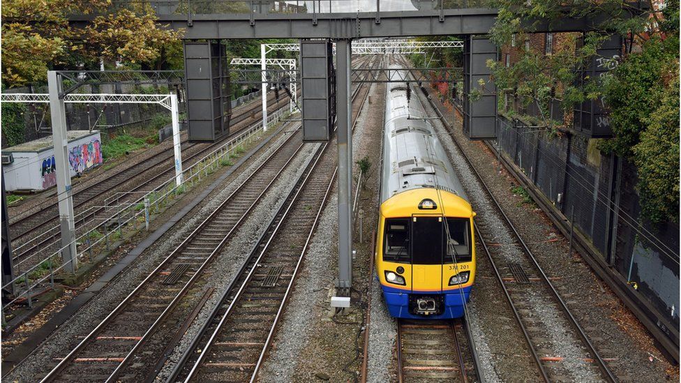 Night Overground services extended to north London - BBC News