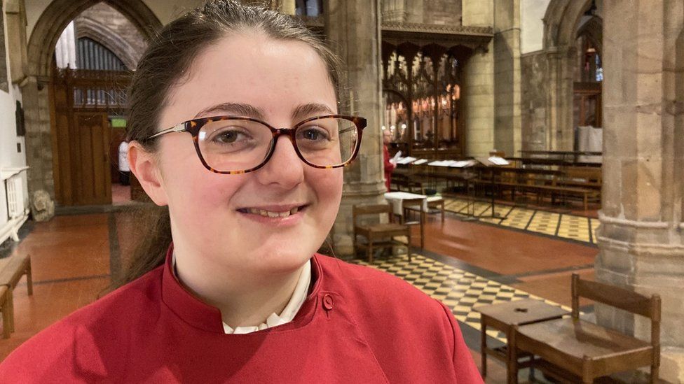 Côr i ganu geiriau Crist ar y Groes yn Gymraeg am y tro cyntaf - BBC ...