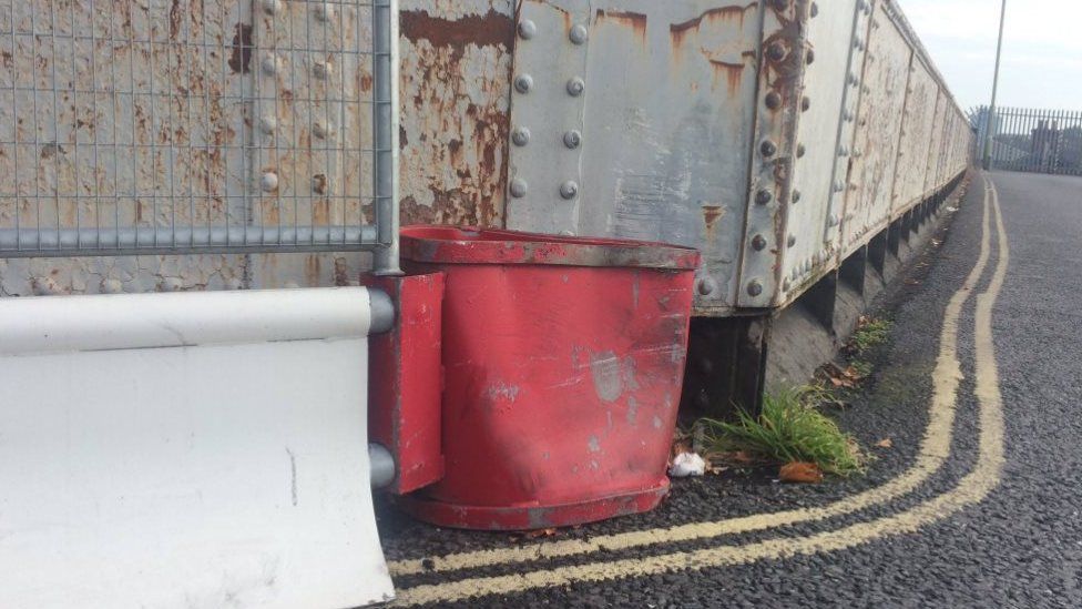 Eastleigh Campbell Road bridge safety fears over HGV strikes - BBC News