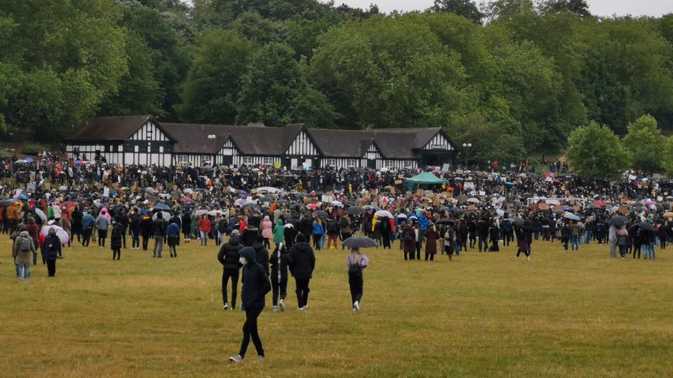 Black Lives Matter: Nottingham protesters clean up graffiti - BBC News